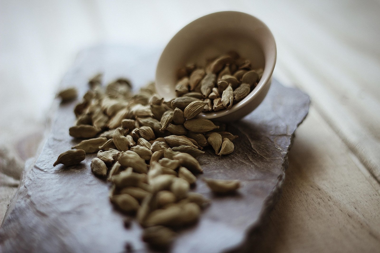 Cardamomo: Benefícios, Usos e Receitas Deliciosas - ervaseencantos.pt